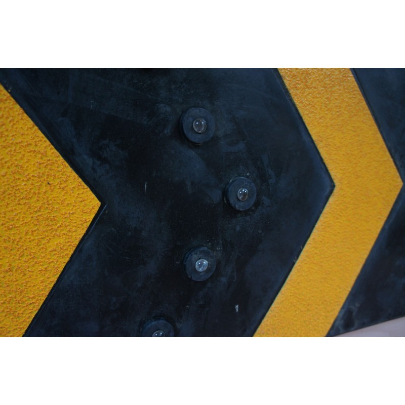 Parking signage arrow with reflectors